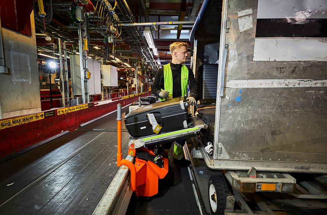 Airport baggage handling system | The Power Stow Transfer Belt